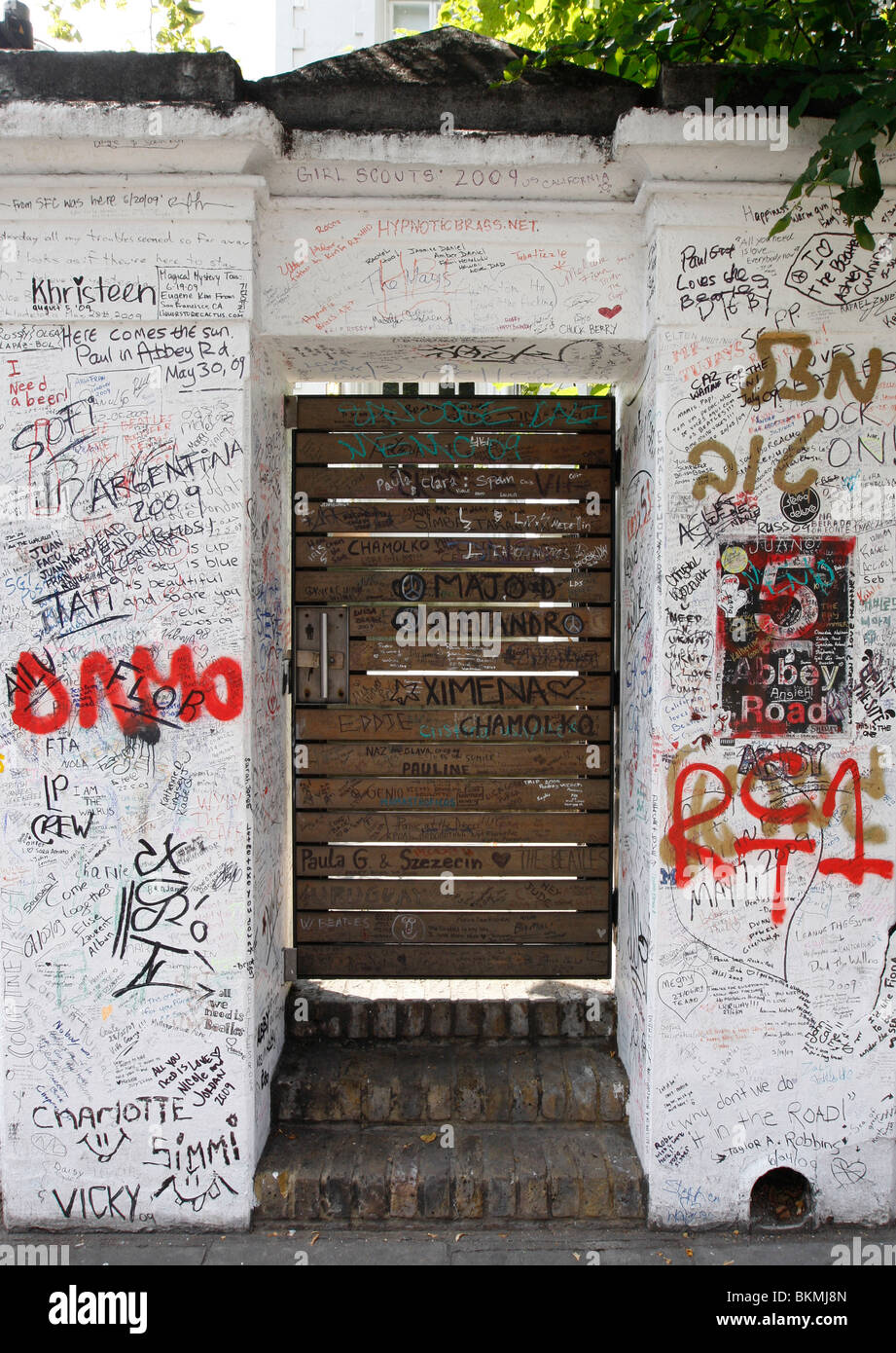 Abbey road grafitti hi-res stock photography and images - Alamy