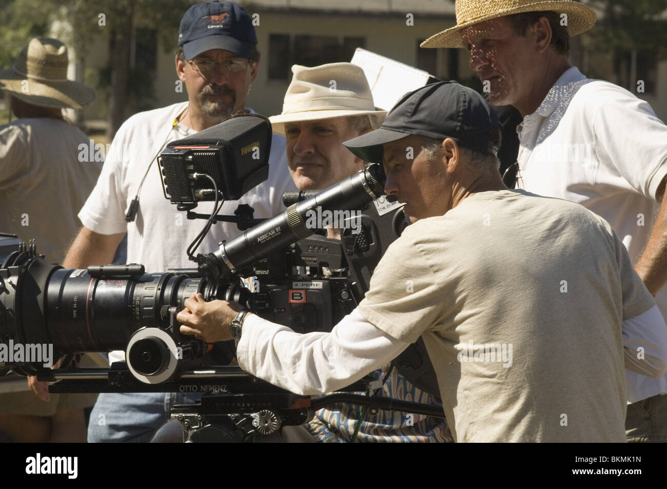 ON SET (ALT) FILMING (ALT) O/S 'GRIDIRON GANG' (2006) WITH PHIL JOANOU ...
