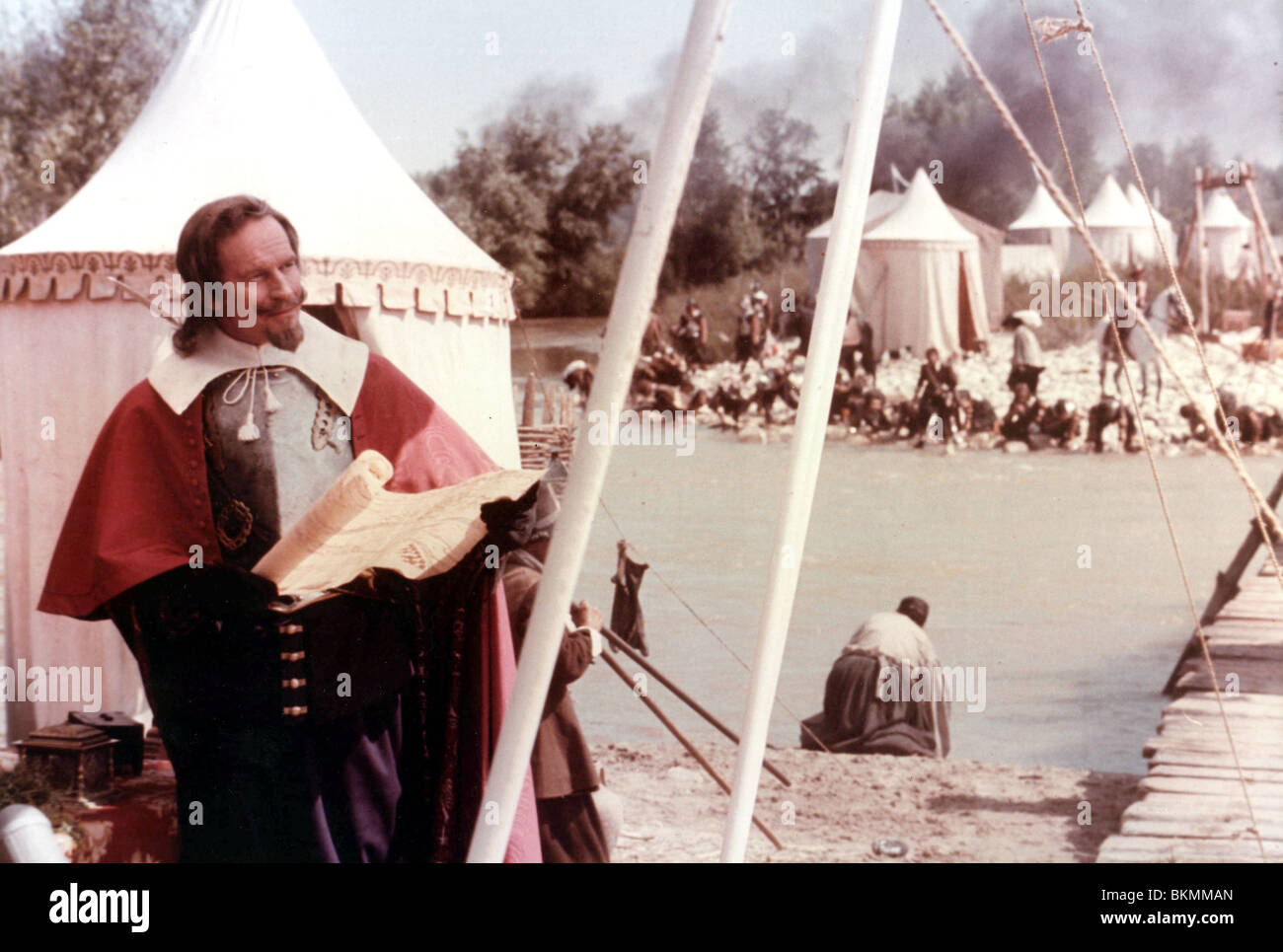 THE FOUR MUSKETEERS (1974) CHARLTON HESTON FMKR 011 CP Stock Photo - Alamy