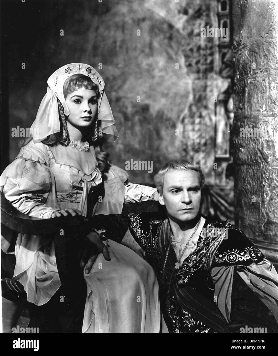 HAMLET (1948) JEAN SIMMONS, LAURENCE OLIVIER HMLT 006P Stock Photo - Alamy