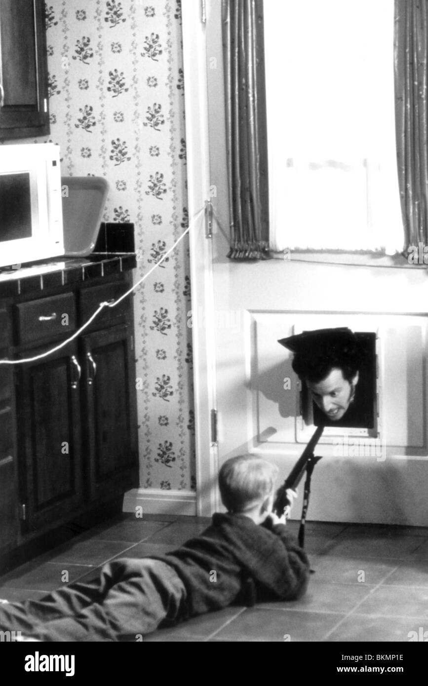 HOME ALONE (1990) MACAULAY CULKIN, DANIEL STERN HMA 001P Stock Photo ...