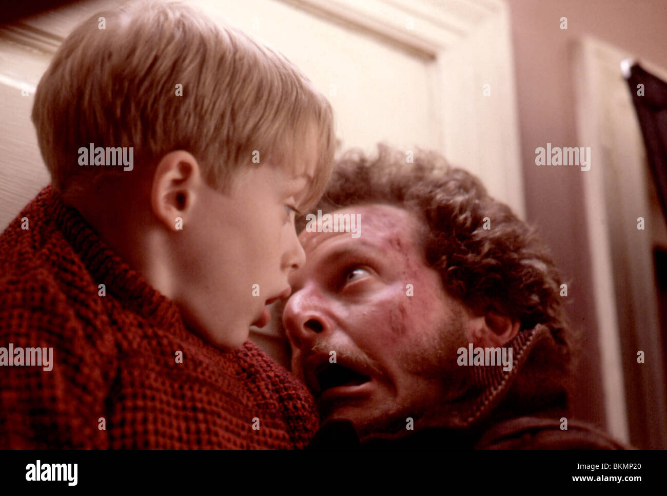 HOME ALONE (1990) MACAULAY CULKIN, DANIEL STERN HMA 023 Stock Photo - Alamy