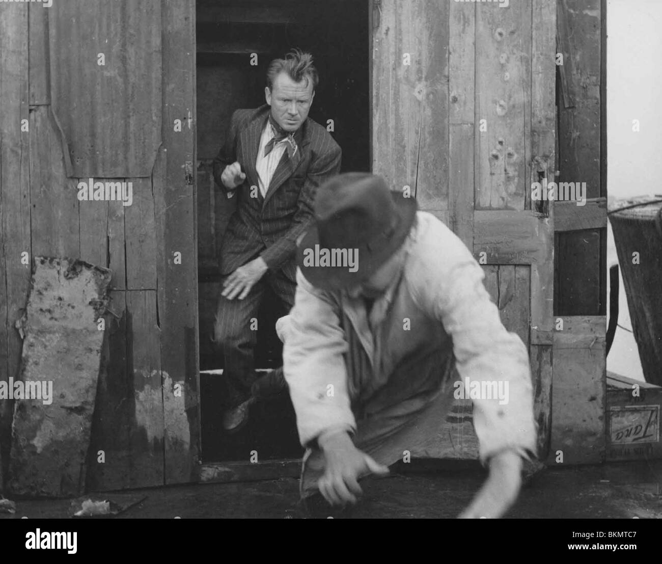 THE LONG MEMORY (1952) JOHN MILLS LONM 001-01 Stock Photo - Alamy