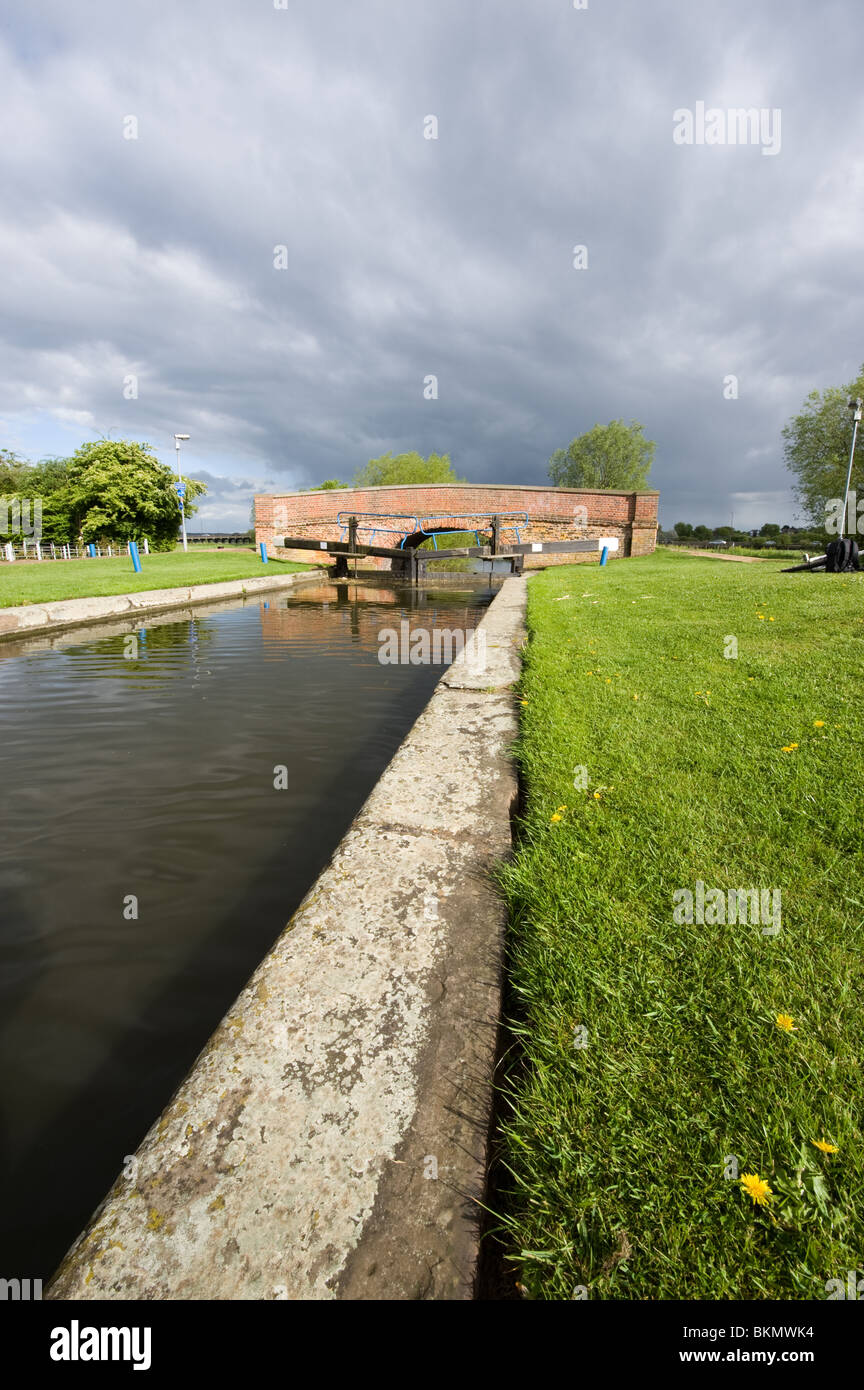 Canal brick hi-res stock photography and images - Alamy