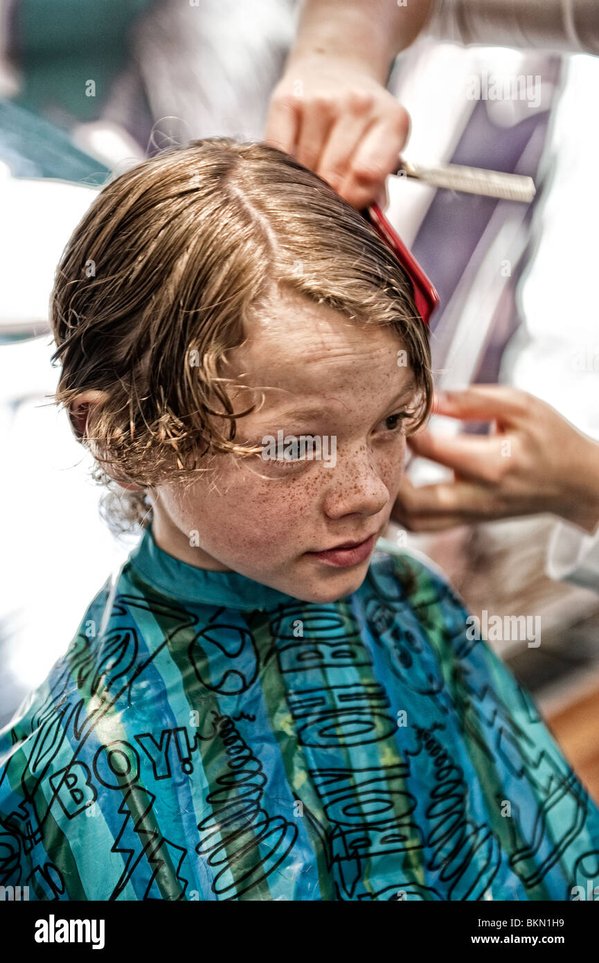 Little boy getting his hair cut Stock Photo - Alamy