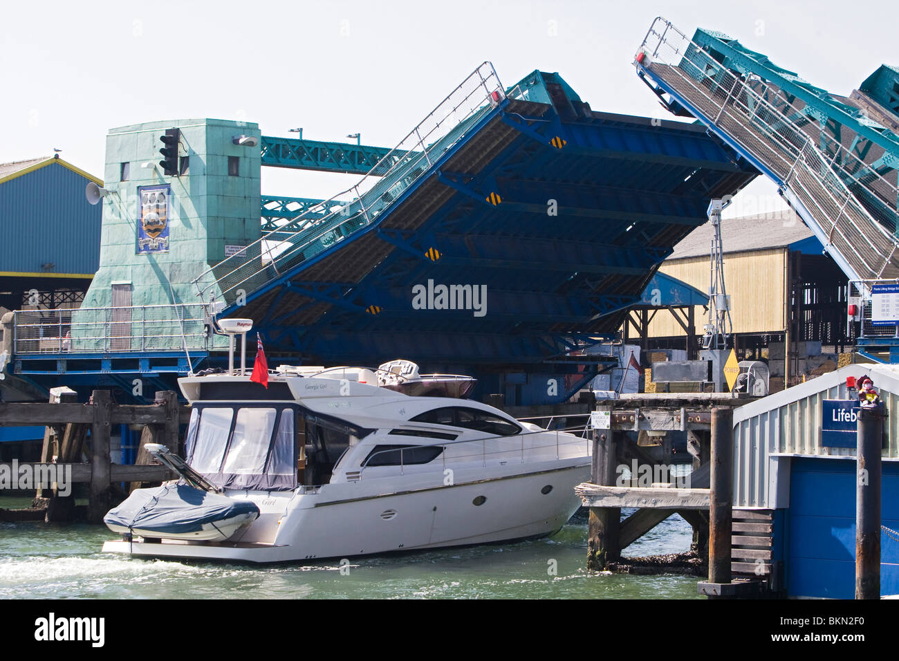 Lifting bridge hi-res stock photography and images - Alamy