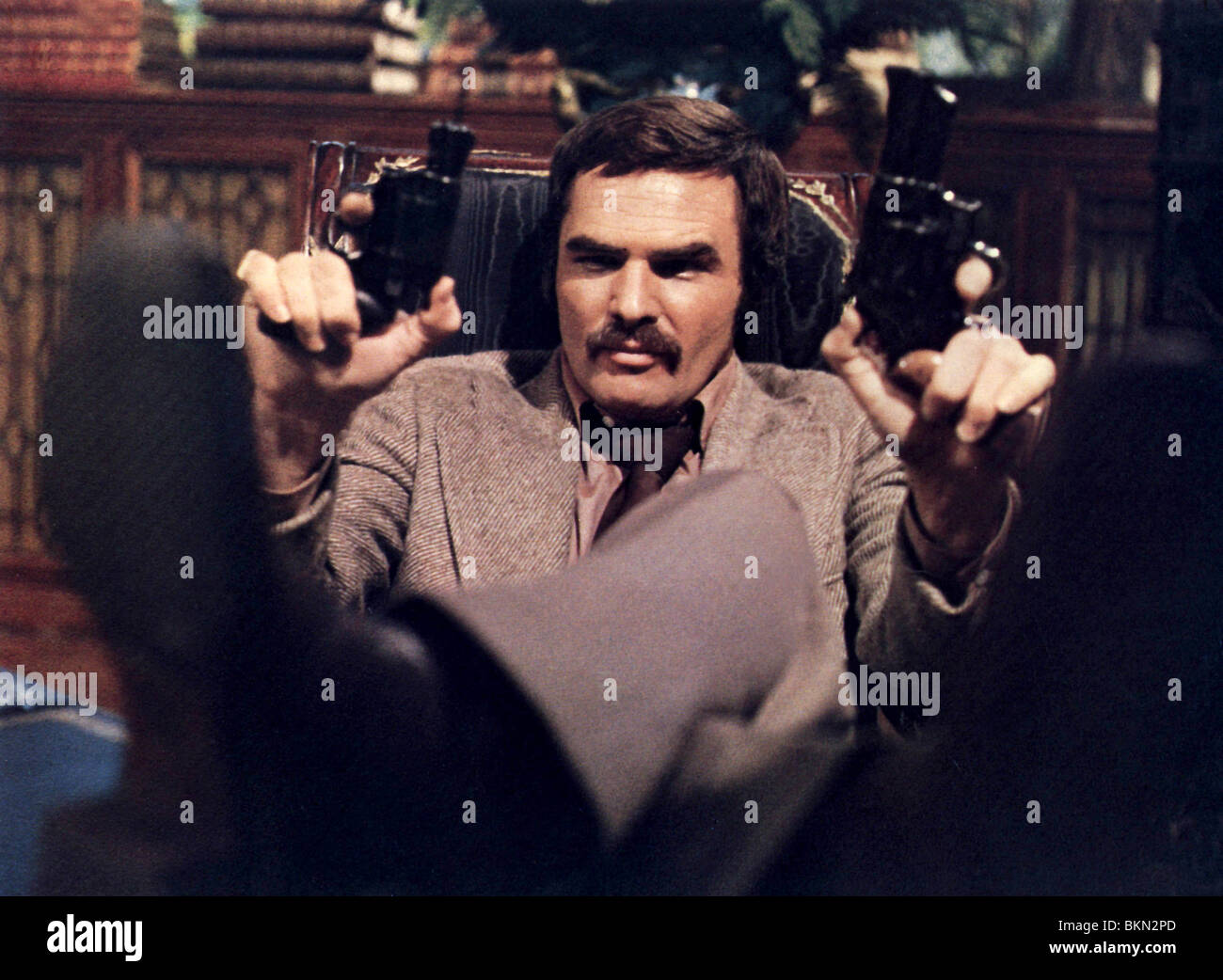 SHAMUS (1972) BURT REYNOLDS, BUZZ KULIK (DIR) SHMS 002FOH Stock Photo ...