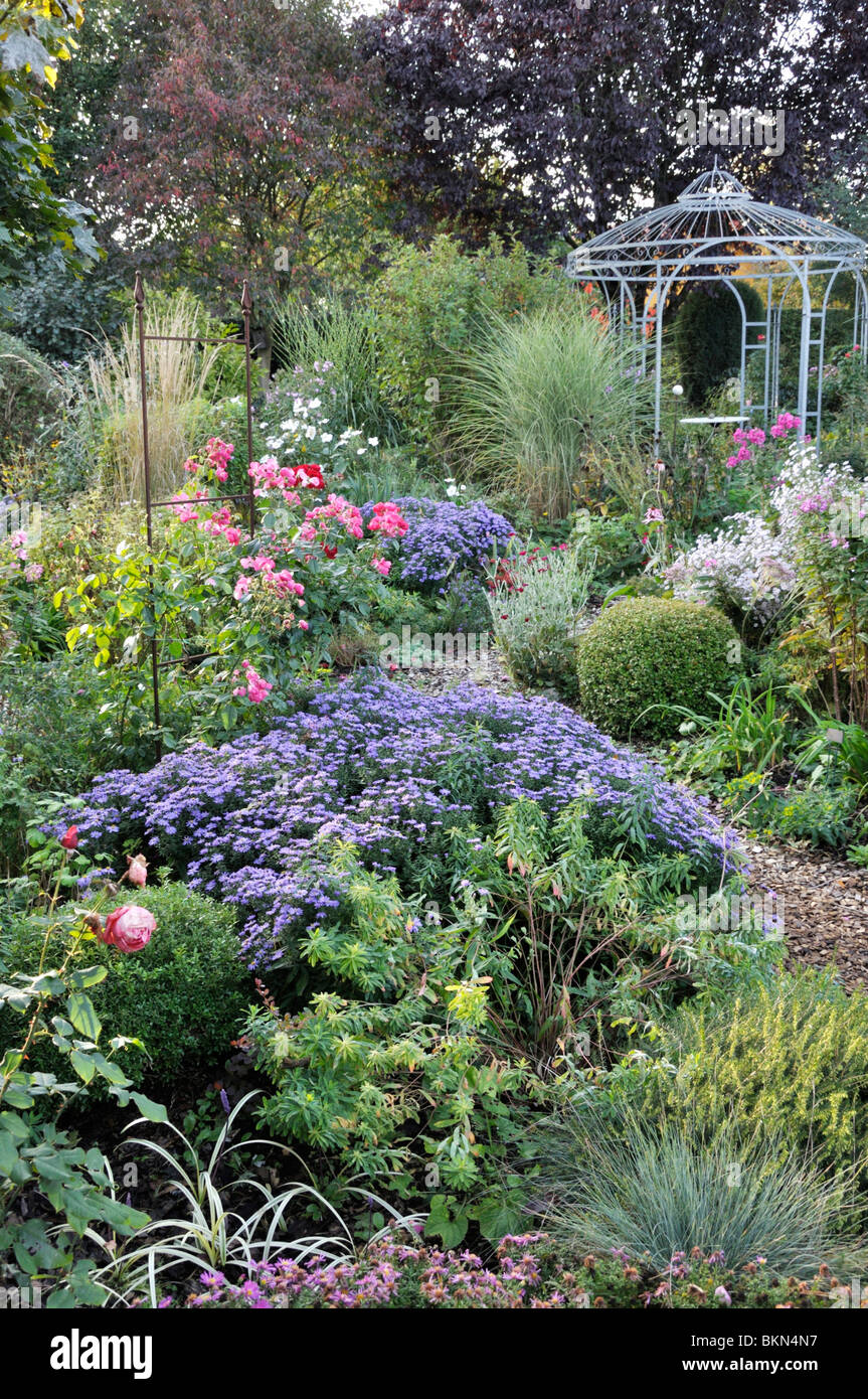 Pavilion in an autumnal garden. Design: Marianne and Detlef Lüdke Stock ...