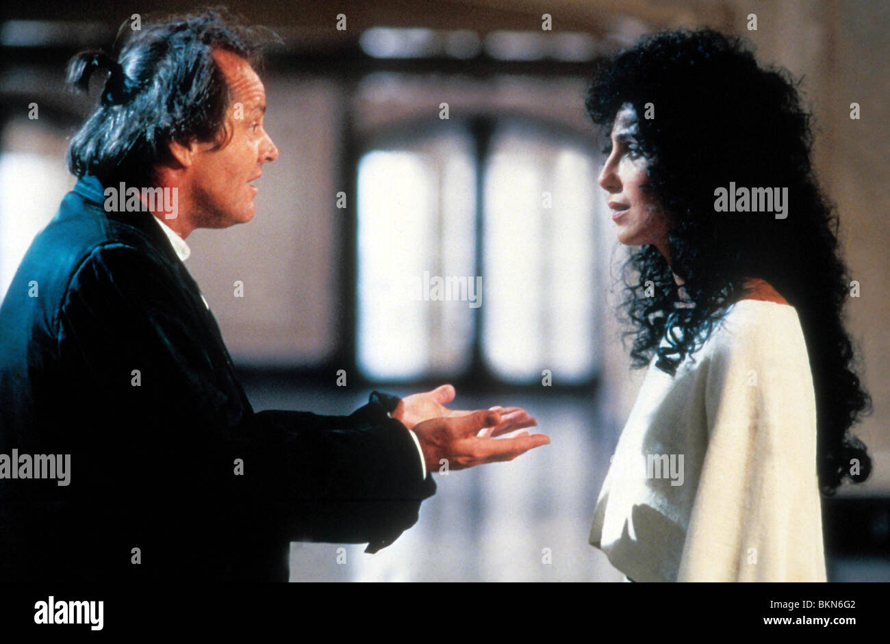 THE WITCHES OF EASTWICK (1987) JACK NICHOLSON, CHER WOE 070 Stock Photo ...