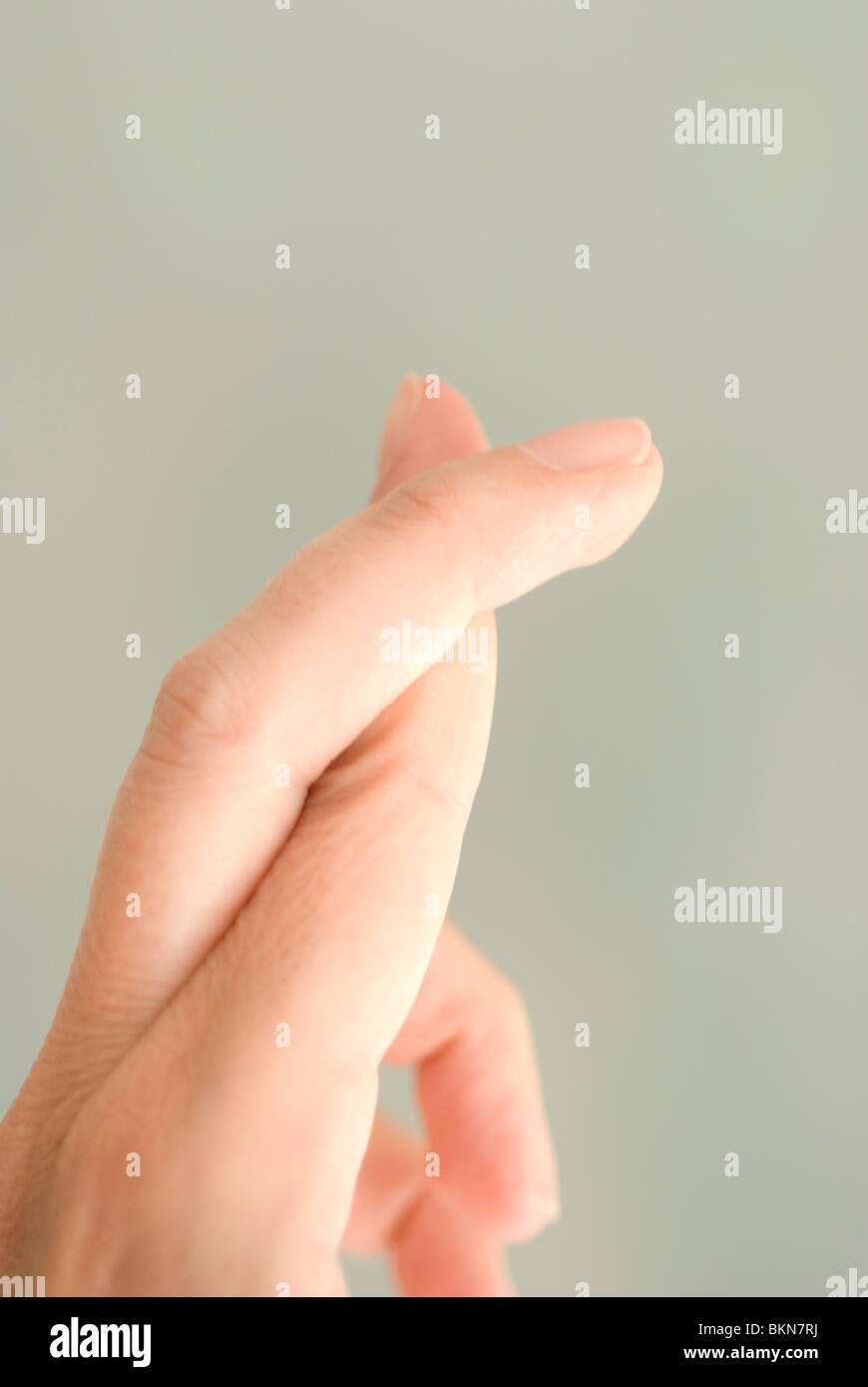 woman hand with cross fingers Stock Photo - Alamy