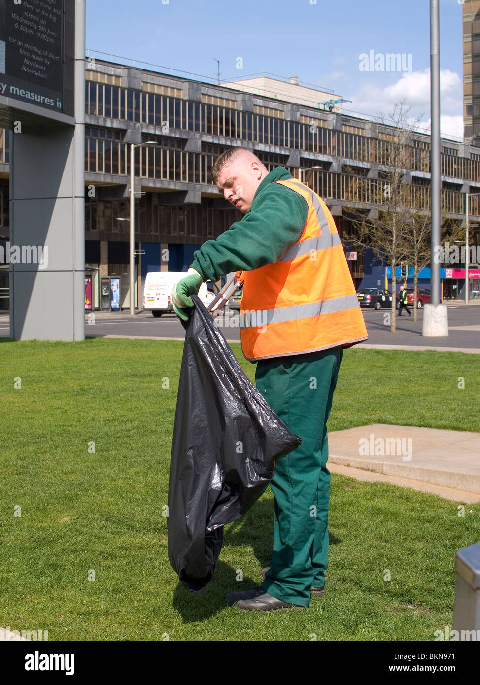 Council worker picking up rubbish hi-res stock photography and images ...