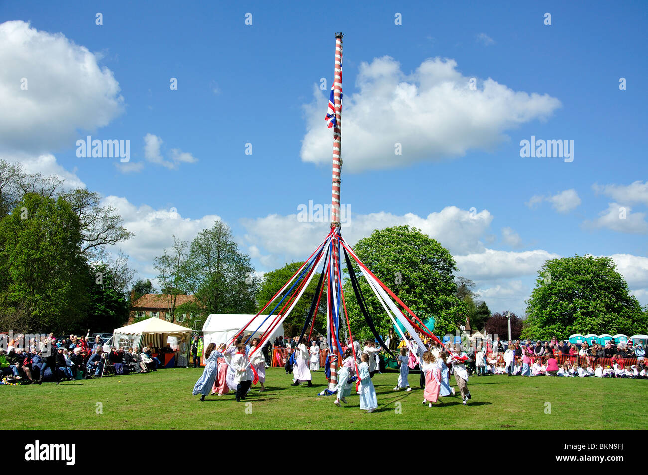 Children dancing around Maypole, The Ickwell May Day Festival, Ickwell ...