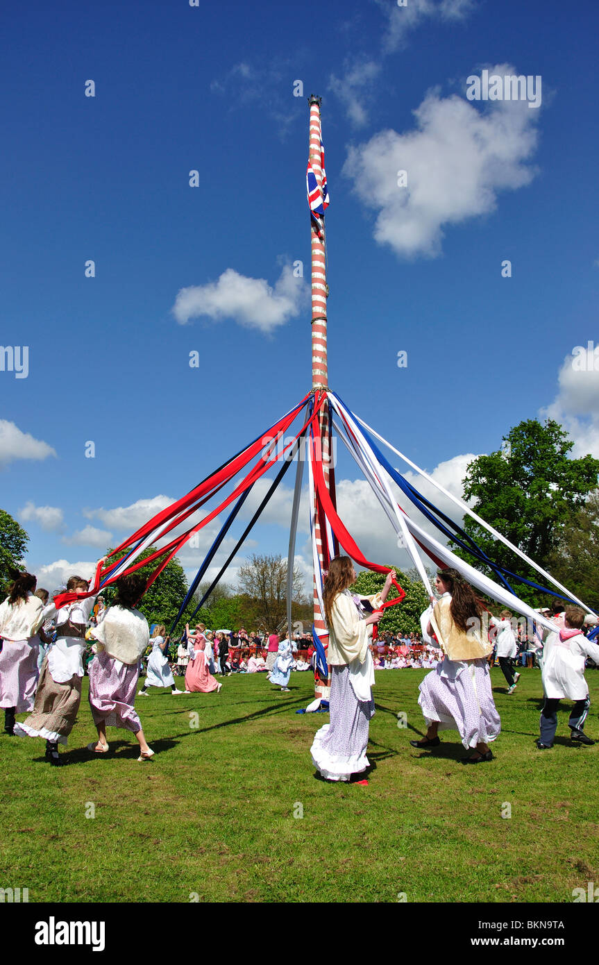 Maypole Dancing Uk Village Green Stock Photos & Maypole Dancing Uk ...