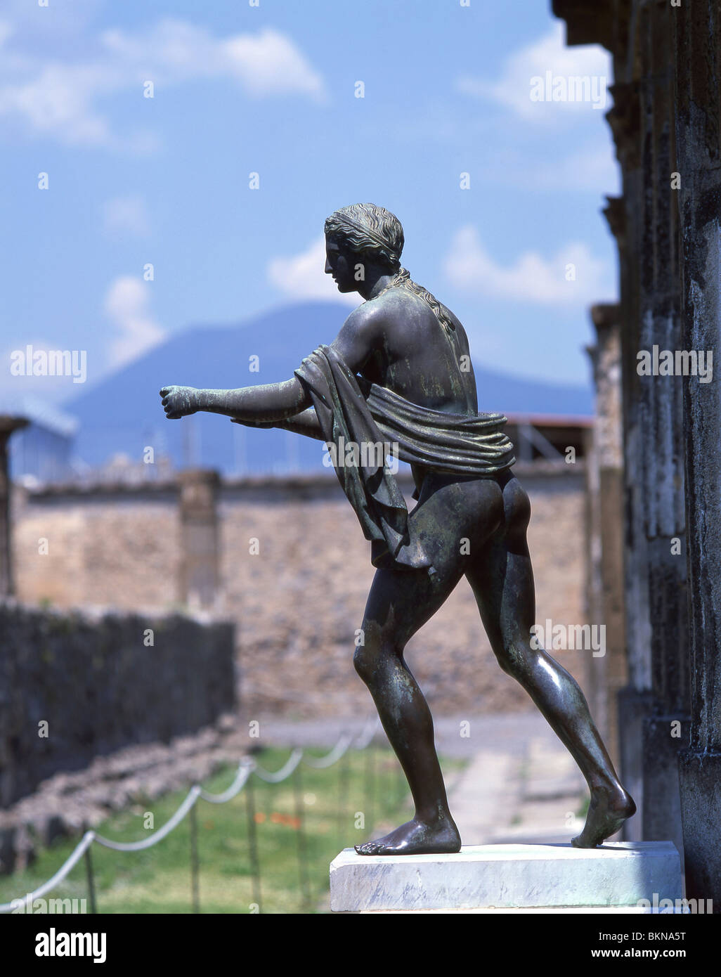 Roman statue of apollo hi-res stock photography and images - Alamy