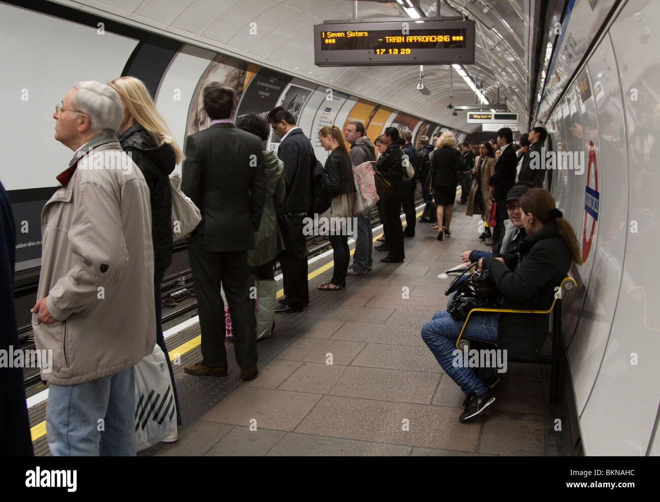Evening Rush Hour - Victoria Line platform - Oxford Circus Underground ...