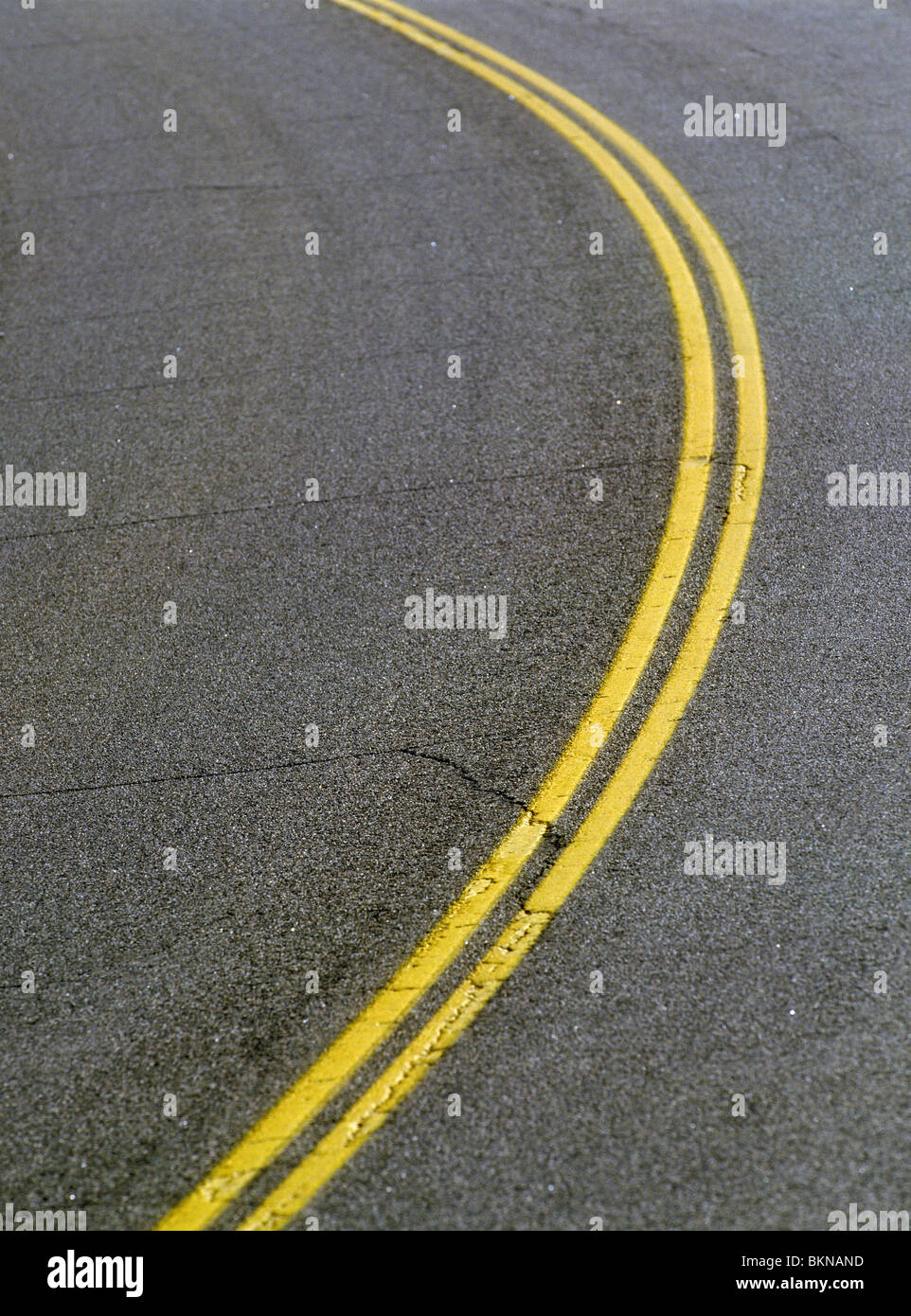 Yellow line on cracked asphalt hi-res stock photography and images - Alamy