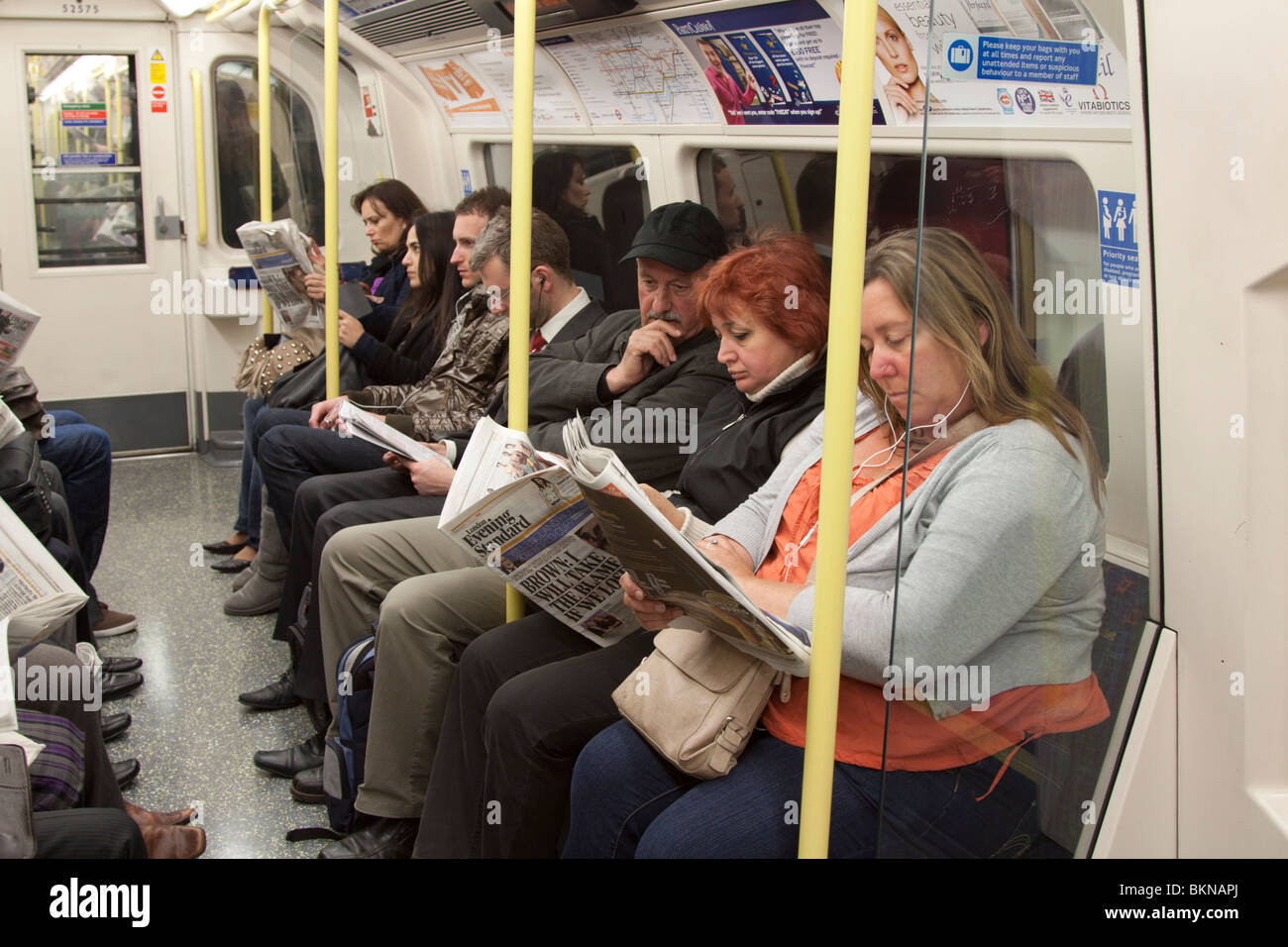 London underground train crowded hi-res stock photography and images ...