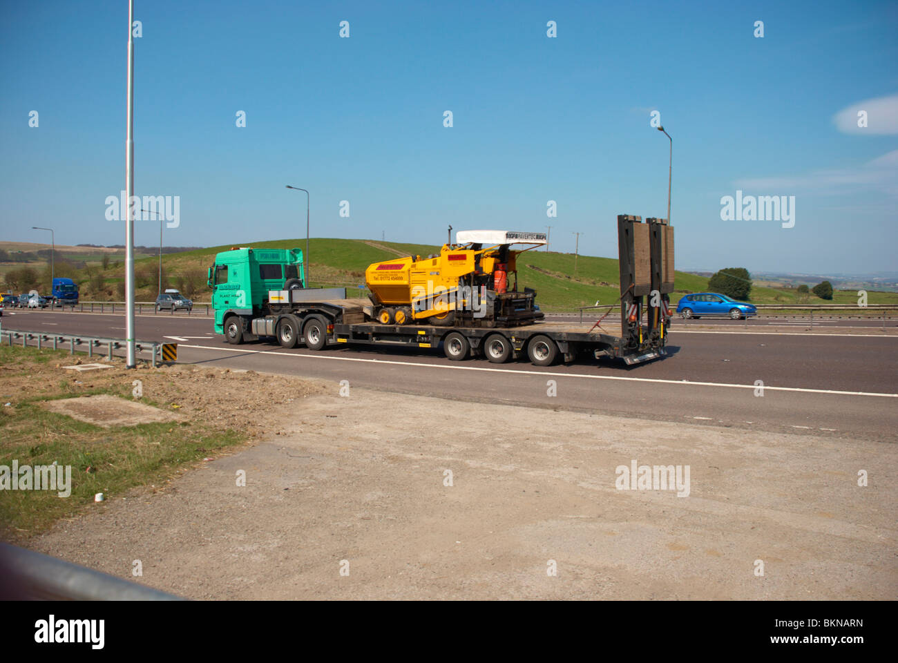 Low loader lorry hi-res stock photography and images - Alamy