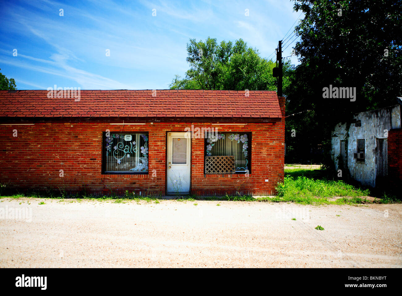 ABANDONED RED BRICK STORE BUILDING BY ROUTE 66 IN MISSOURI Stock Photo ...