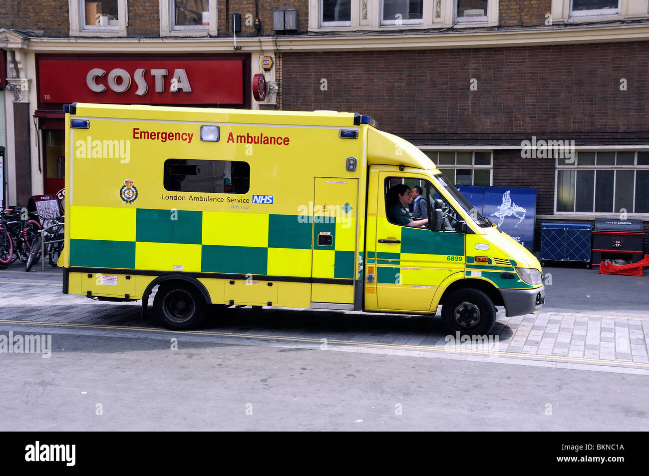 Ambulance uk hi-res stock photography and images - Alamy