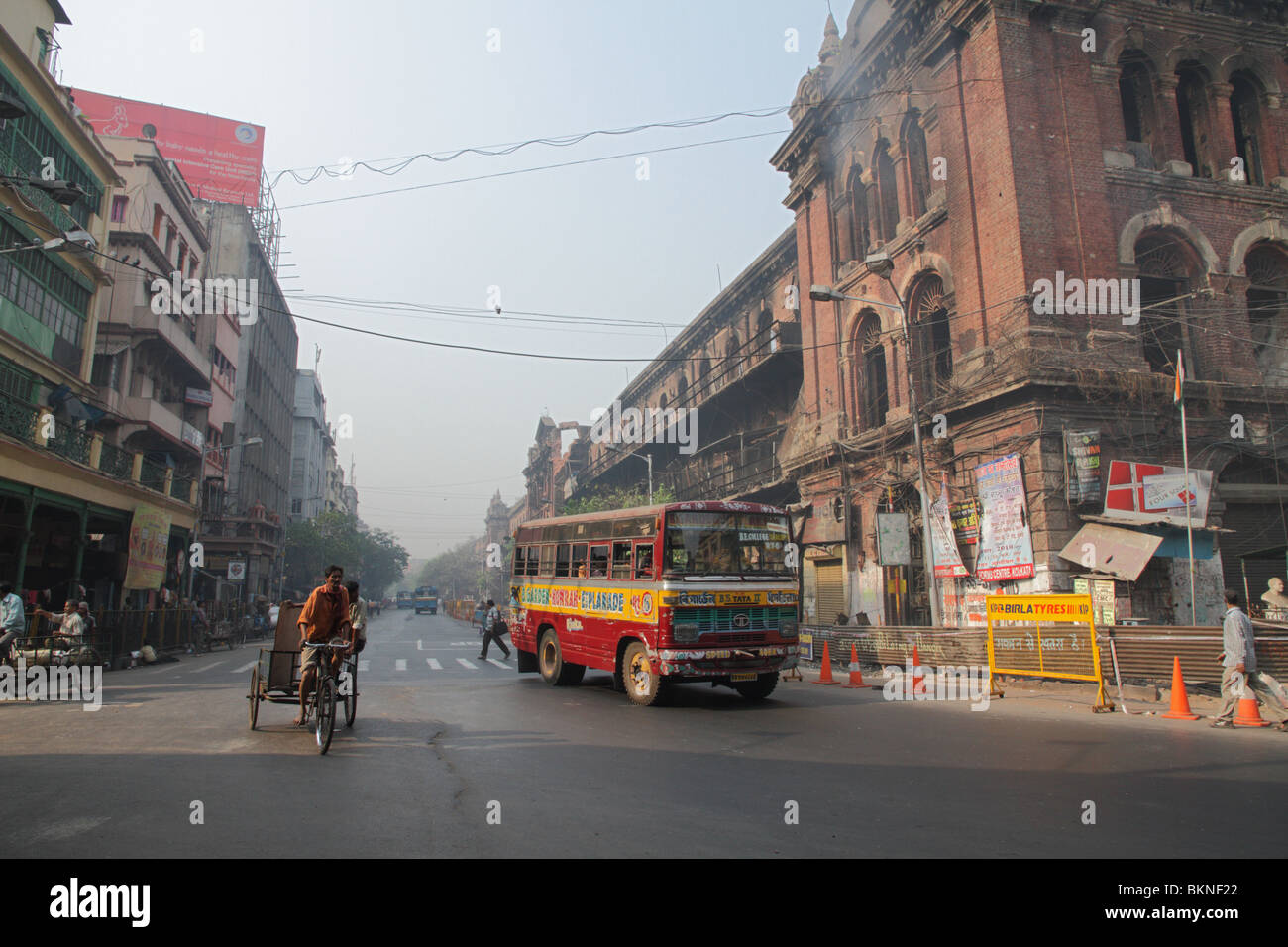 Kolkata street hi-res stock photography and images - Alamy