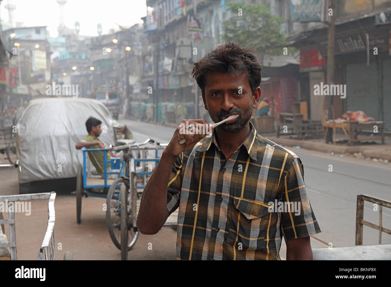 Indian man brushes his teeth in the street in Kolkata Stock Photo - Alamy