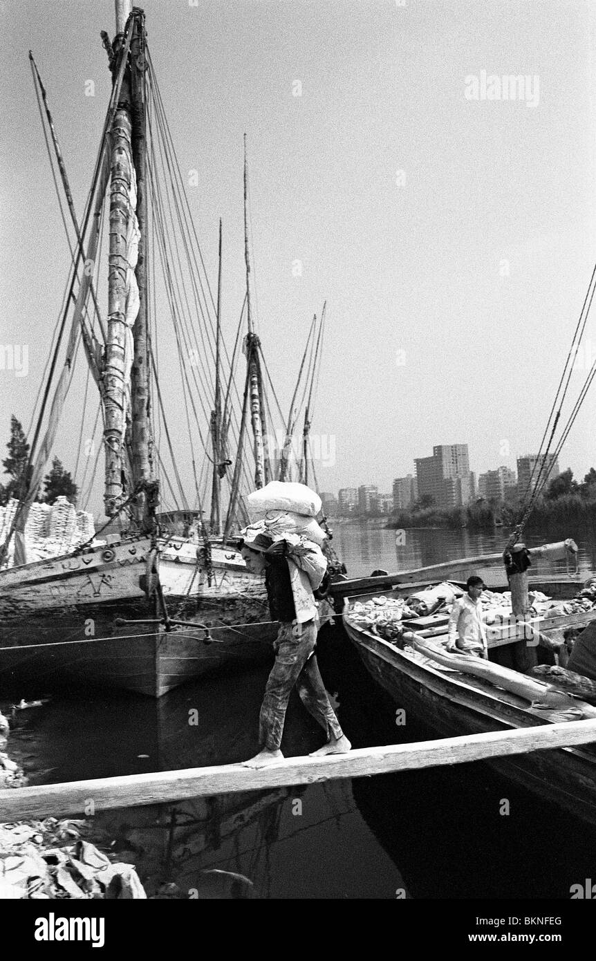 Labourer's unload cement bags from a Nile barge in the Giza district of ...