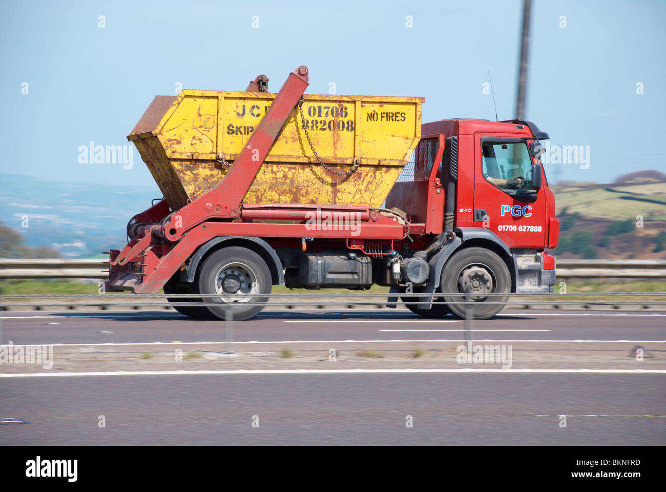 Skip lorry hi-res stock photography and images - Alamy
