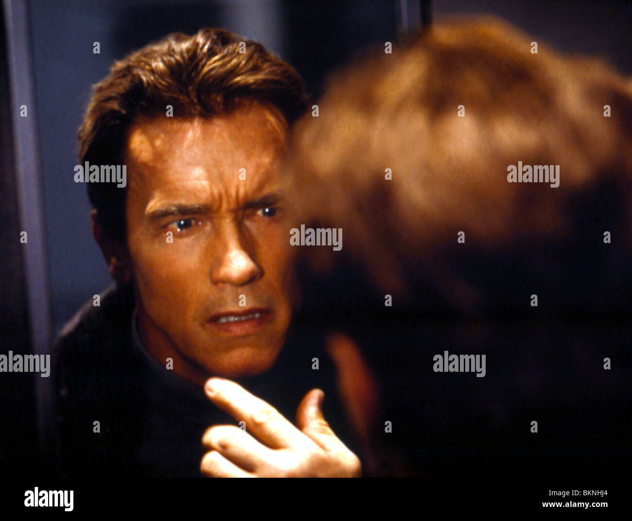 THE 6TH DAY (2000) THE SIXTH DAY (ALT) ARNOLD SCHWARZENEGGER 6THD 017 ...