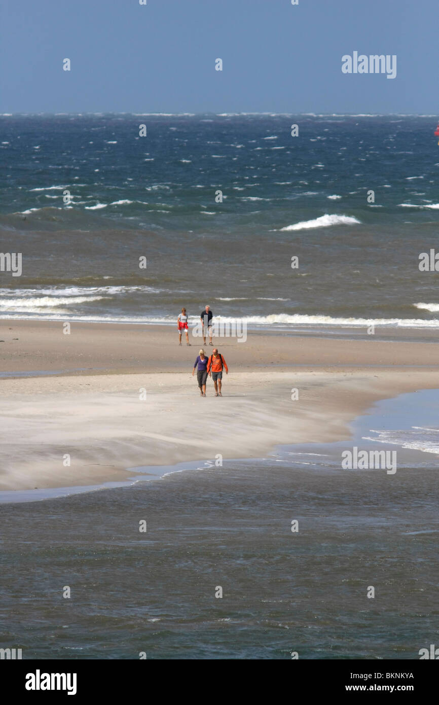 Wandelaars op de uiterste oostpunt van het strand van Vlieland Stock ...