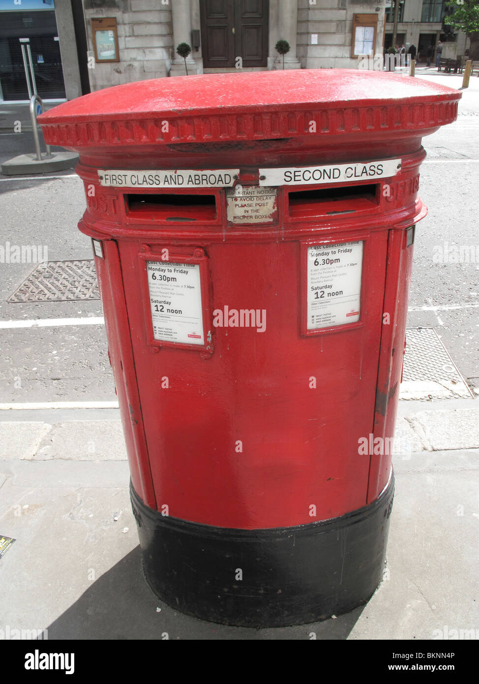 Red post box uk london hi-res stock photography and images - Alamy