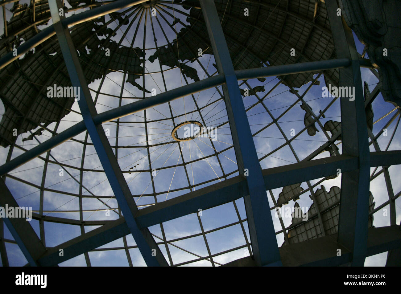 Metal globe sculpture hi-res stock photography and images - Alamy