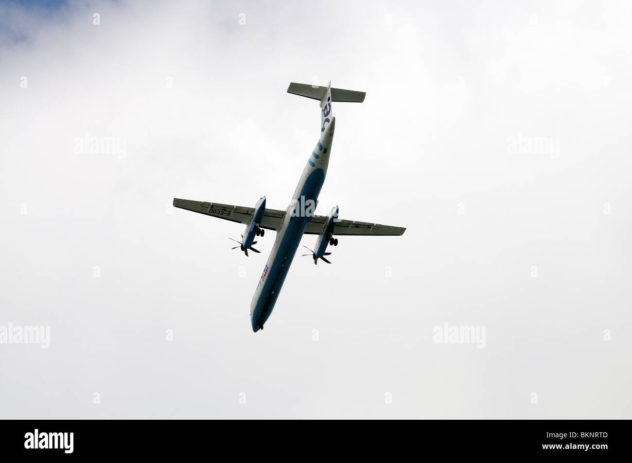 Flying plane underside view hi-res stock photography and images - Alamy