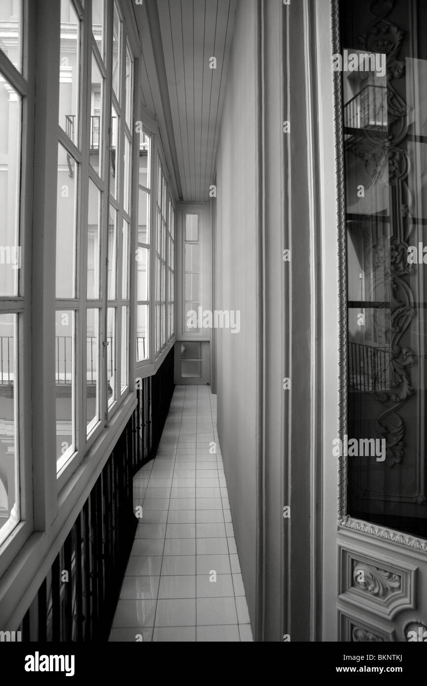 Office windows walkway corridor hi-res stock photography and images - Alamy