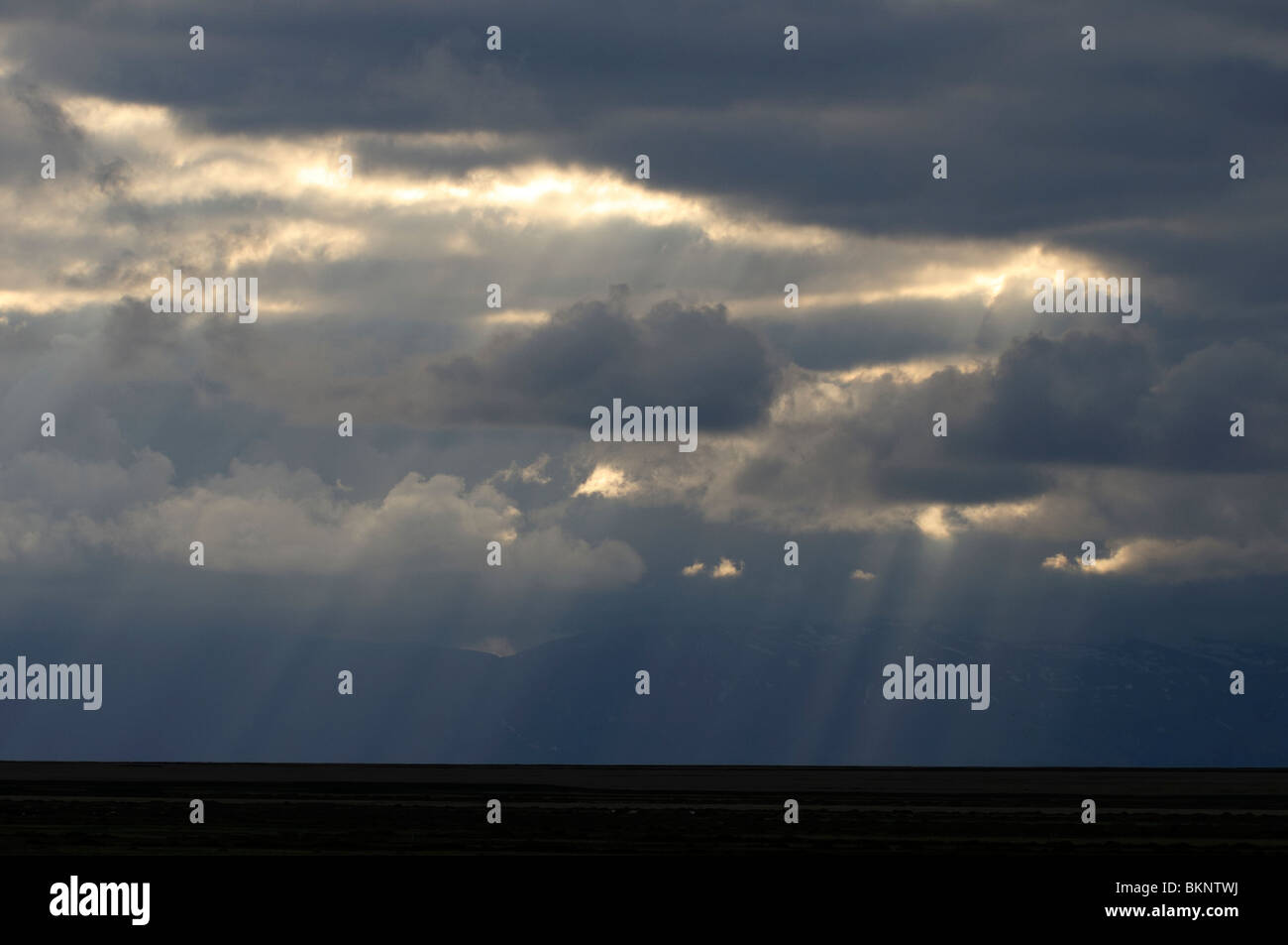 Spectaculaire wolkenlucht met lichtstralen boven basaltspoelvlakte in ...