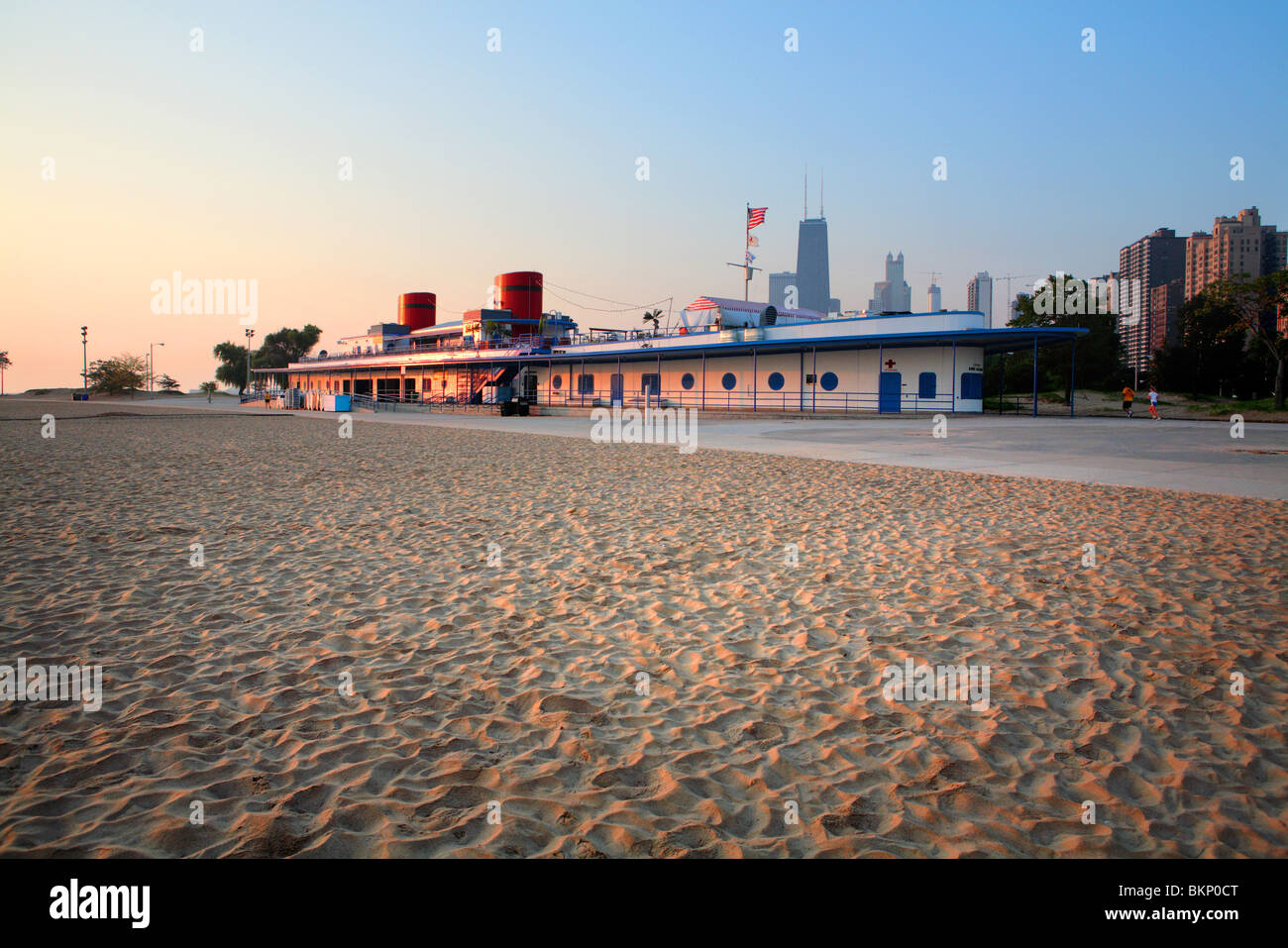 CASTAWAYS BAR AND GRILL ON NORTH AVENUE BEACH IN CHICAGO, ILLINOIS, USA ...