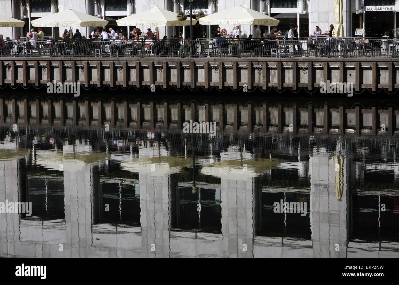reflections in middle dock, canary wharf on a sunny afternoon Stock ...