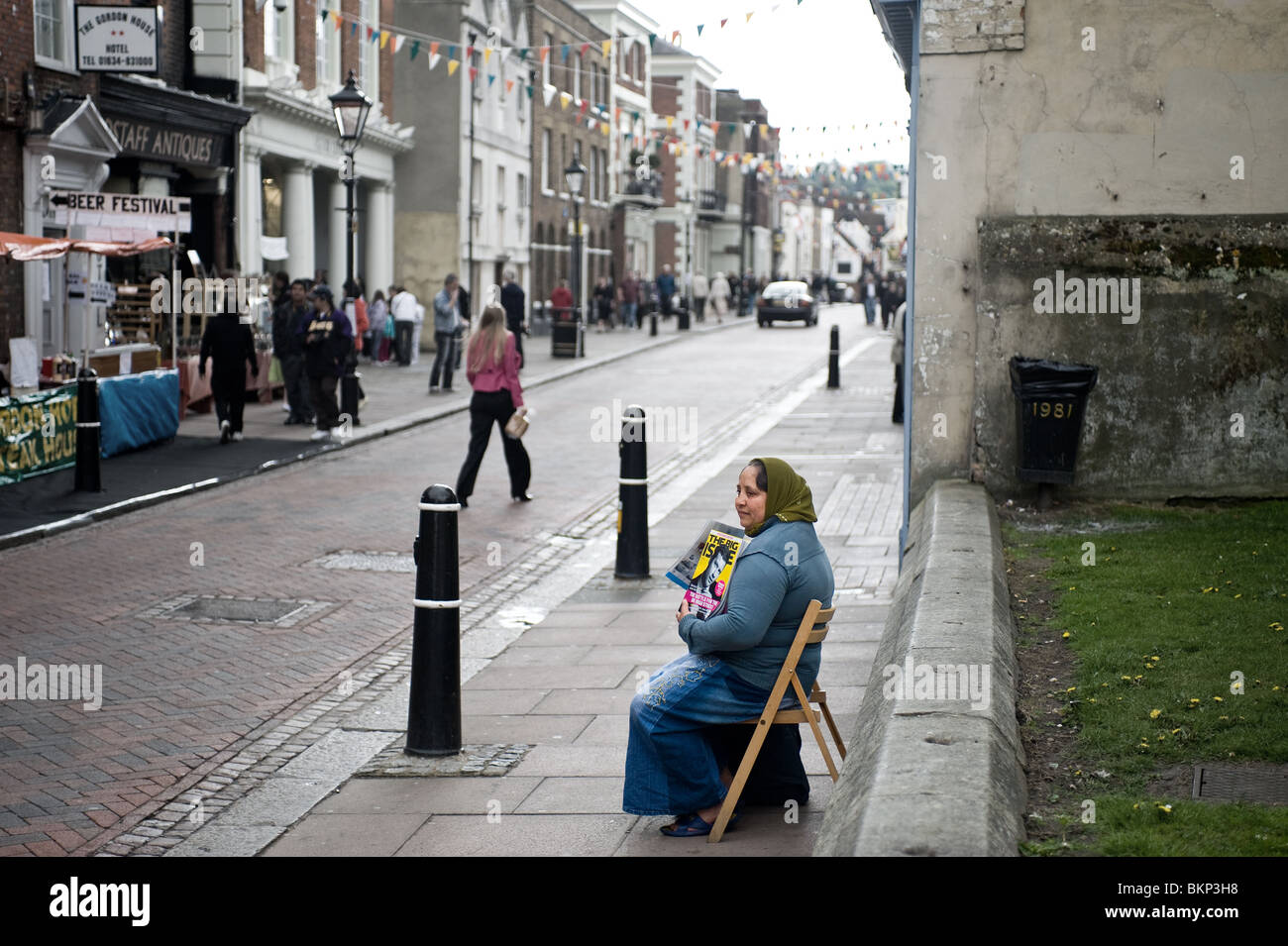 A female Big Issue seller on a street Stock Photo - Alamy