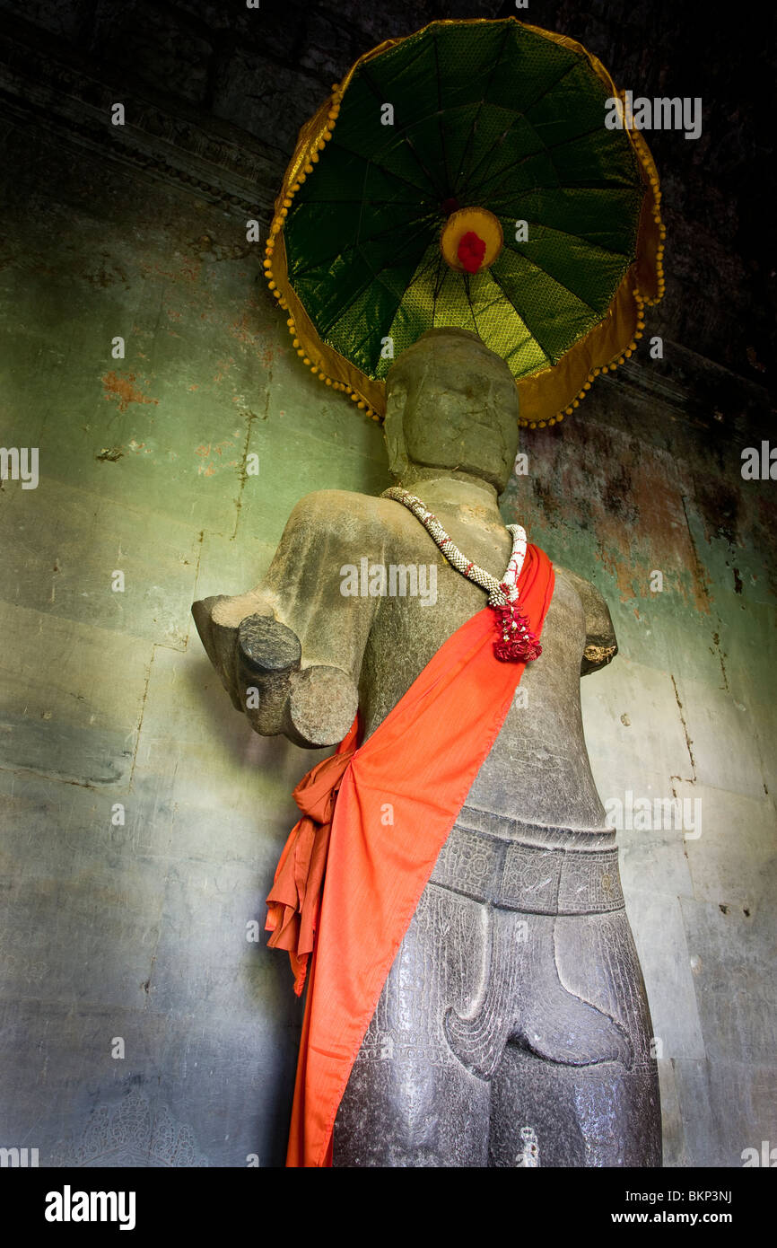 Buddhist statue by the wat hi-res stock photography and images - Alamy