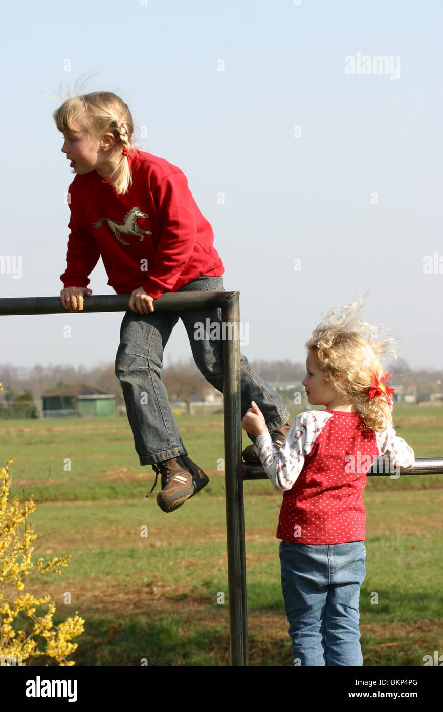 Children on climbing frame uk hi-res stock photography and images - Alamy