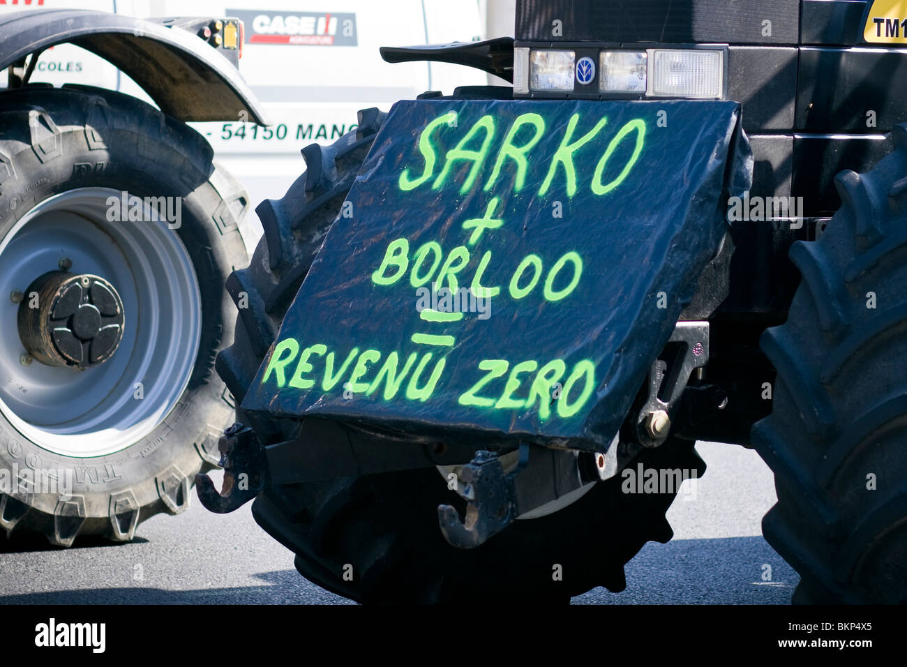 French farmers drove hundreds of tractors in the streets of Paris ...
