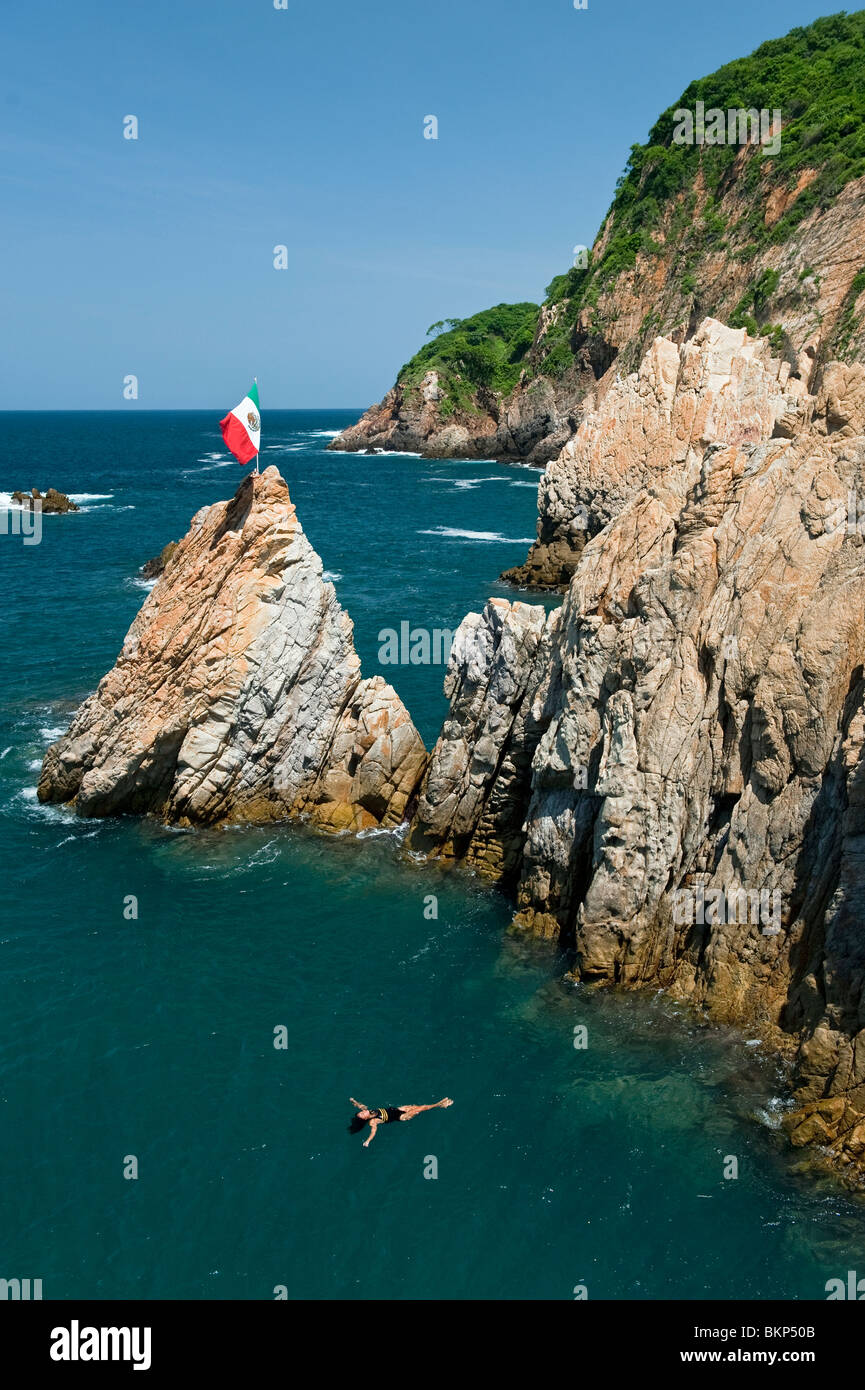 Mexico female cliff divers hi-res stock photography and images - Alamy