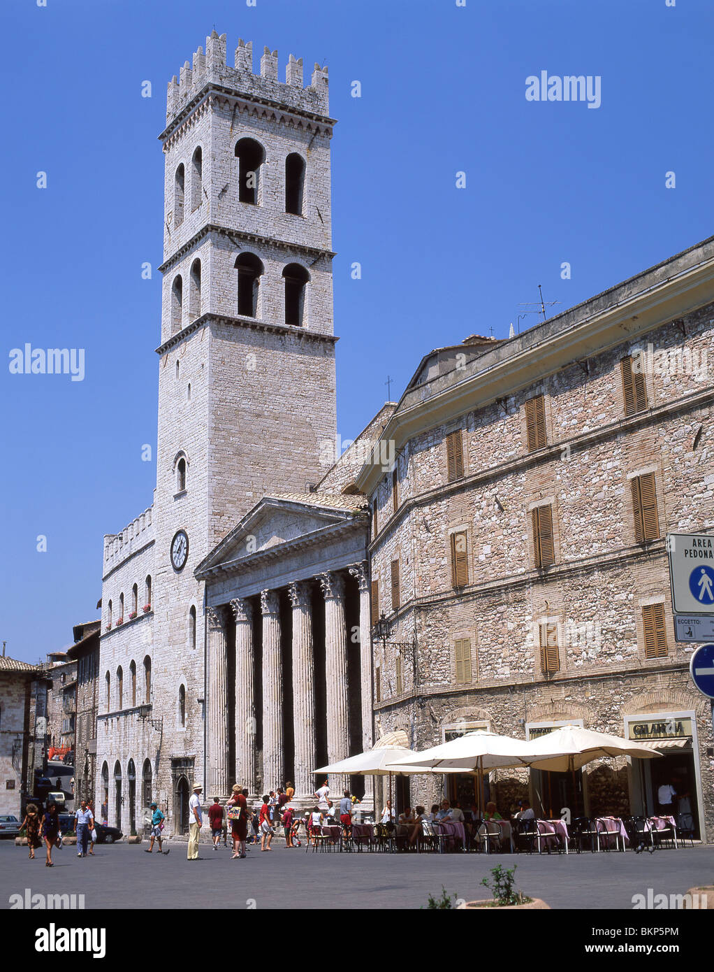 Piazza Del Comune showing Santa Maria sopra Minerva Church, Assisi ...