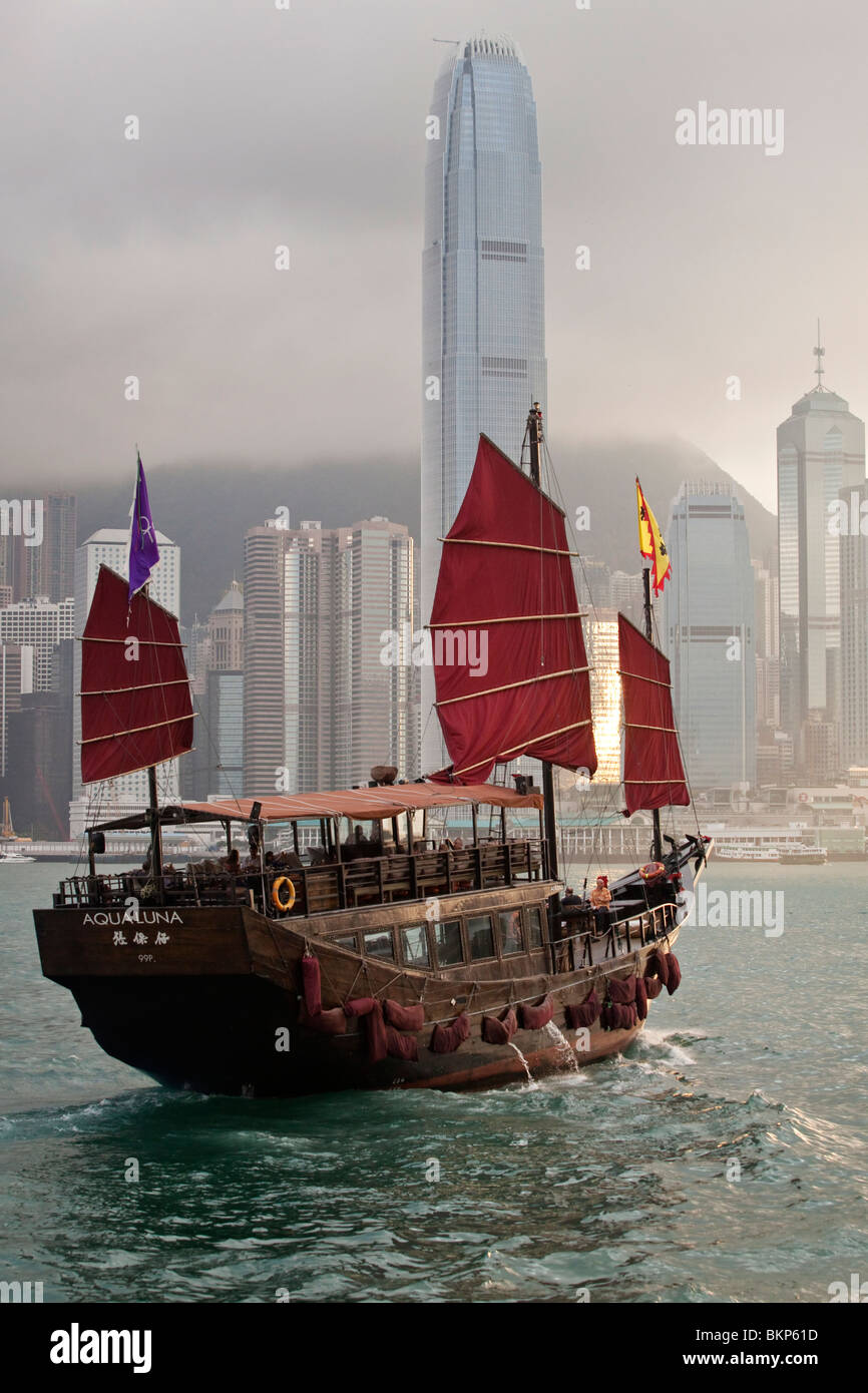 A traditional Chinese junk sailing in Hong Kong Harbour Stock Photo - Alamy