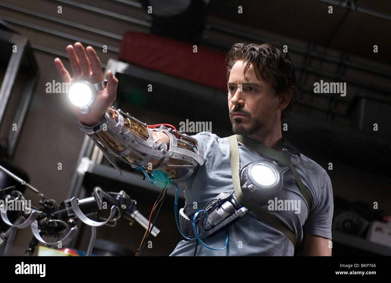 IRON MAN (2008) TERRENCE HOWARD, JON FAVREAU, ROBERT DOWNEY JR JON ...