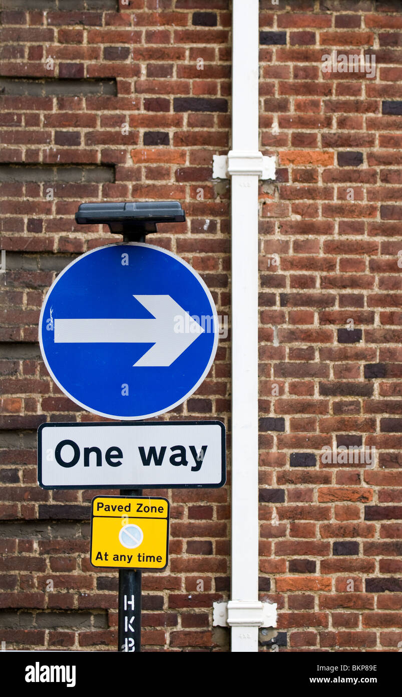 One way traffic sign hi-res stock photography and images - Alamy