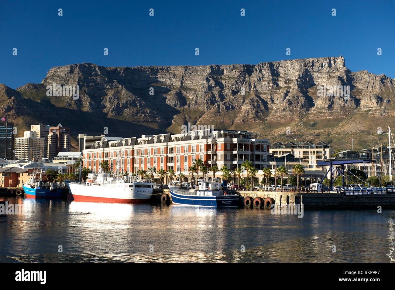 View of the Cape Grace hotel in the Cape Town waterfront with Table ...