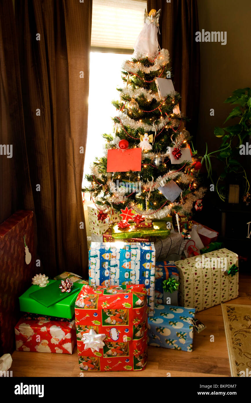Presents around tree hi-res stock photography and images - Alamy