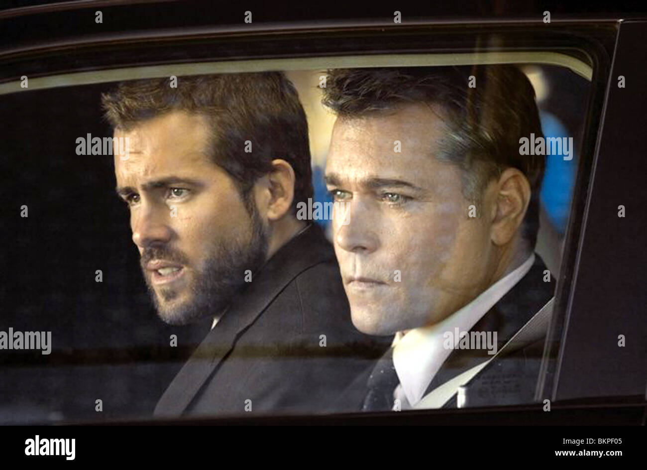 SMOKIN' ACES (2006) RYAN REYNOLDS, RAY LIOTTA ACES 001-02 Stock Photo ...
