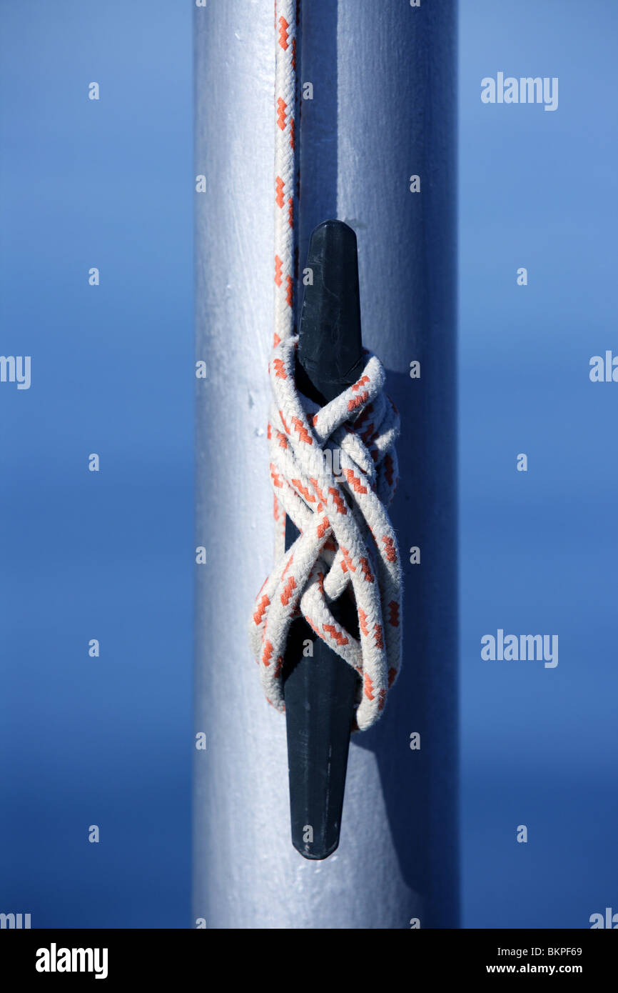 Marine rope, knot arround a steel pole, blue water background Stock ...